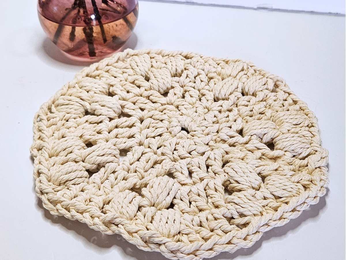 How to make a circular crochet trivet with macrame rope